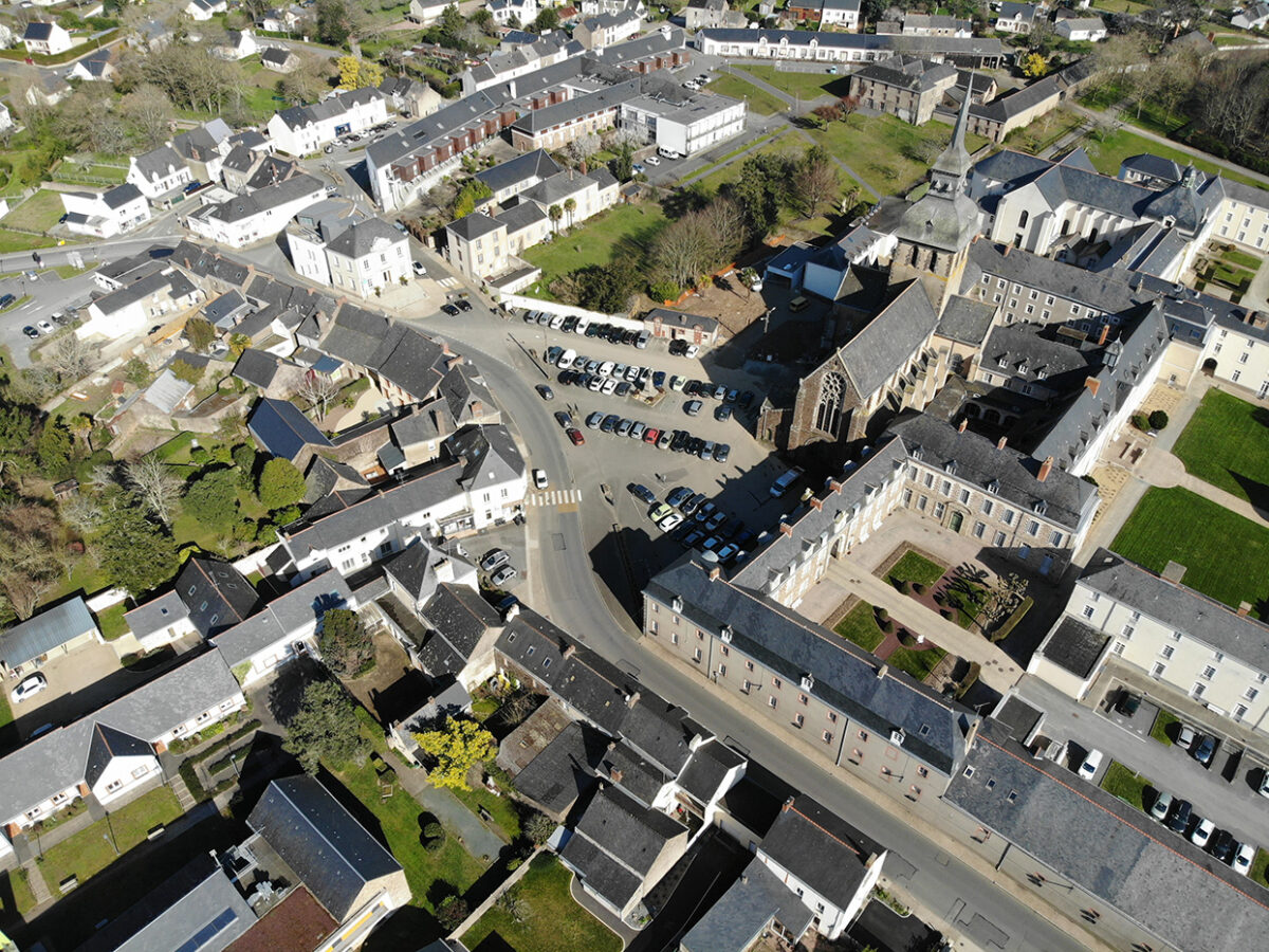 phytolab-saint-gildas-des-bois-place-abbatiale-vue-aerienne - phytolab